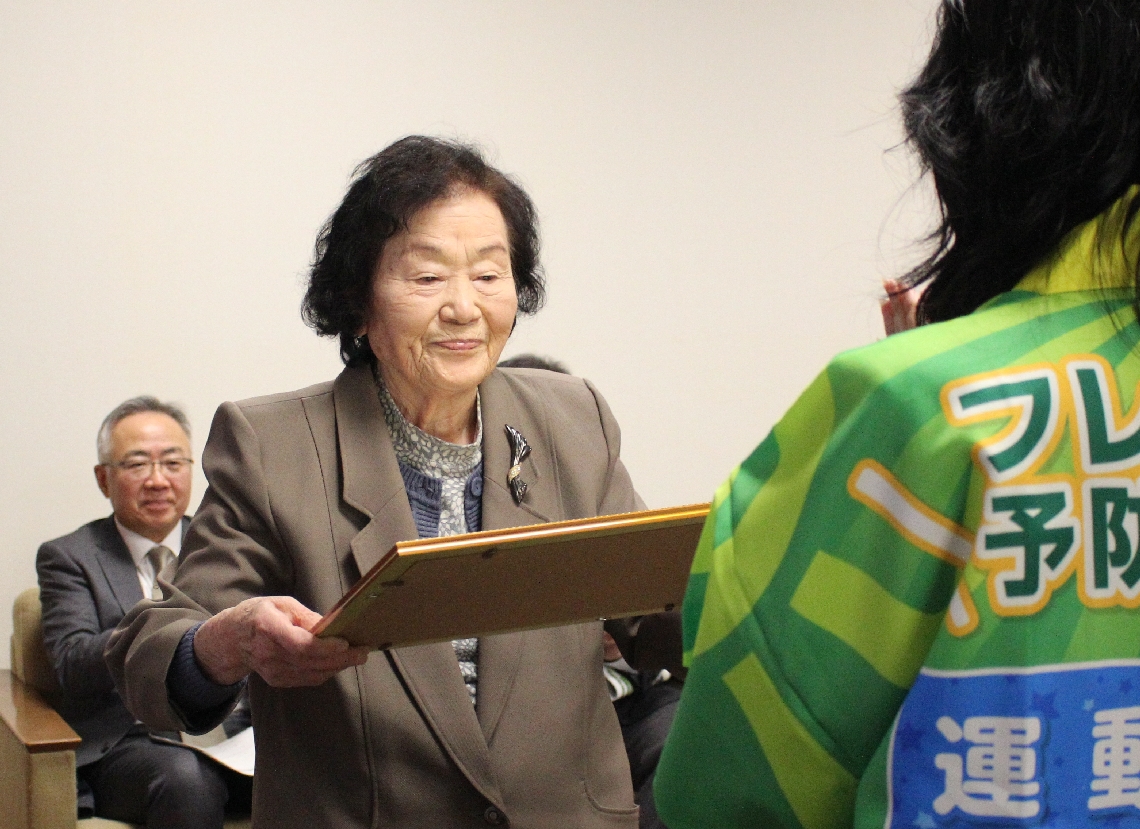 国東市の8人3団体に県介護予防活動表彰伝達 高齢者「励みにし頑張りたい」 - 大分のニュースなら 大分合同新聞プレミアムオンライン Gate