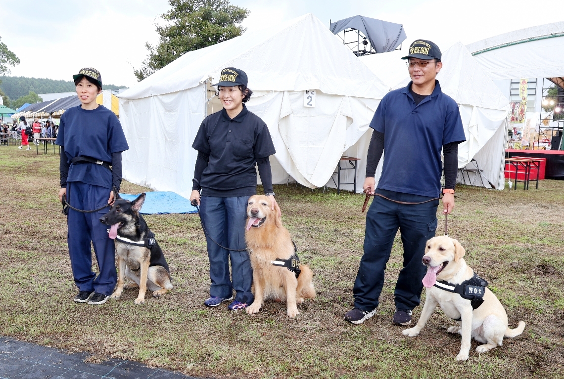 杵築日出署員と警察犬、るるパークをパトロール 「葡萄酒まつり」に合わせ安全運転を呼びかけ - 大分のニュースなら 大分合同新聞プレミアムオンライン Gate